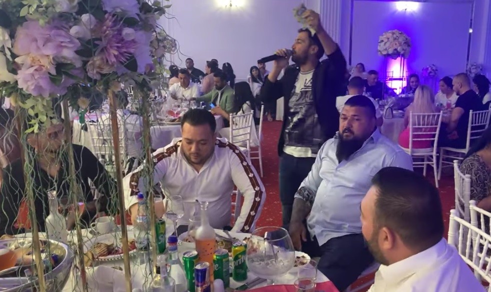 Interlopi din clanul Chira, implicați în scandalul cu macete din clubul ...