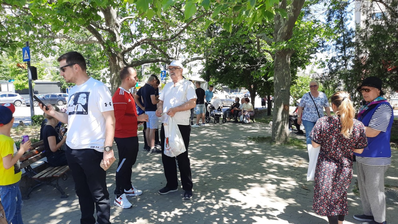 Un grup de sectanți`agață`noi adepți, în Tomis 3. Video | replicaonline.ro