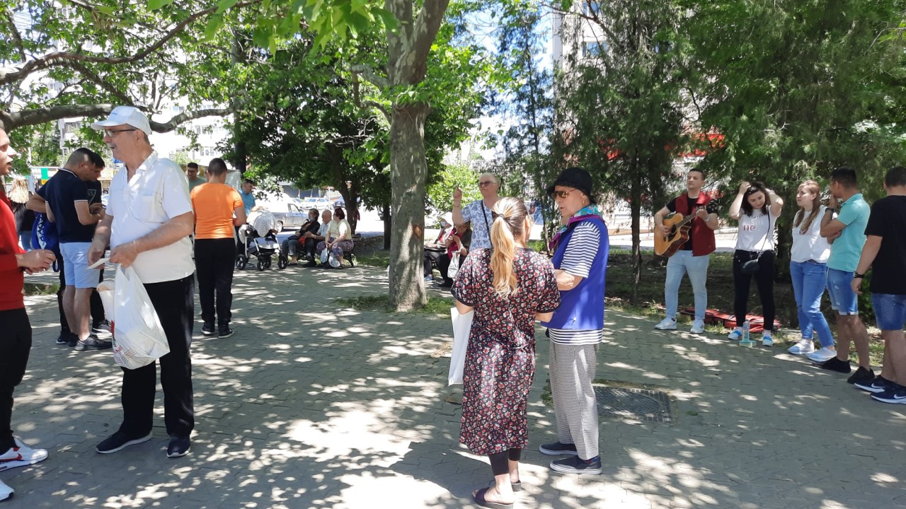 Un grup de sectanți`agață`noi adepți, în Tomis 3. Video | replicaonline.ro