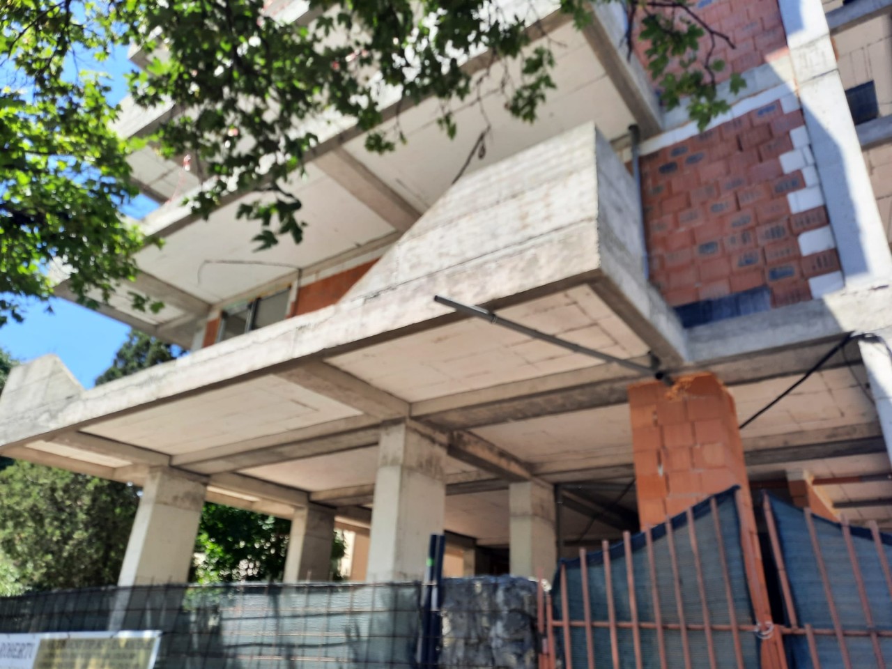 Blocul care se construiește pe bdul. 1 Mai, pericol pentru trecători ...