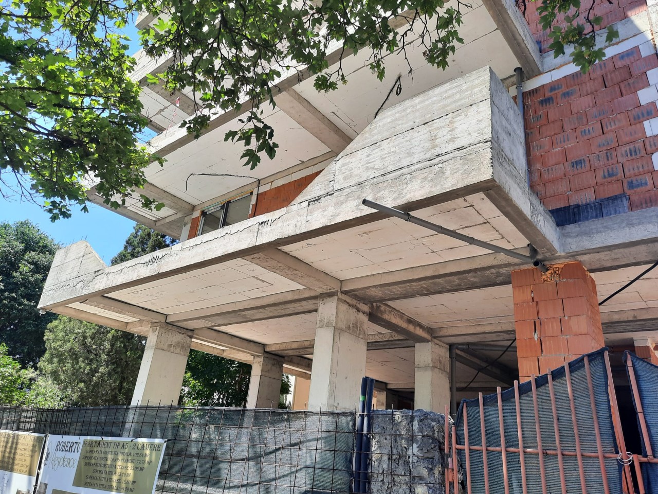 Încă un bloc cu 7 etaje și-a făcut loc, între case, în Palazu Mare ...