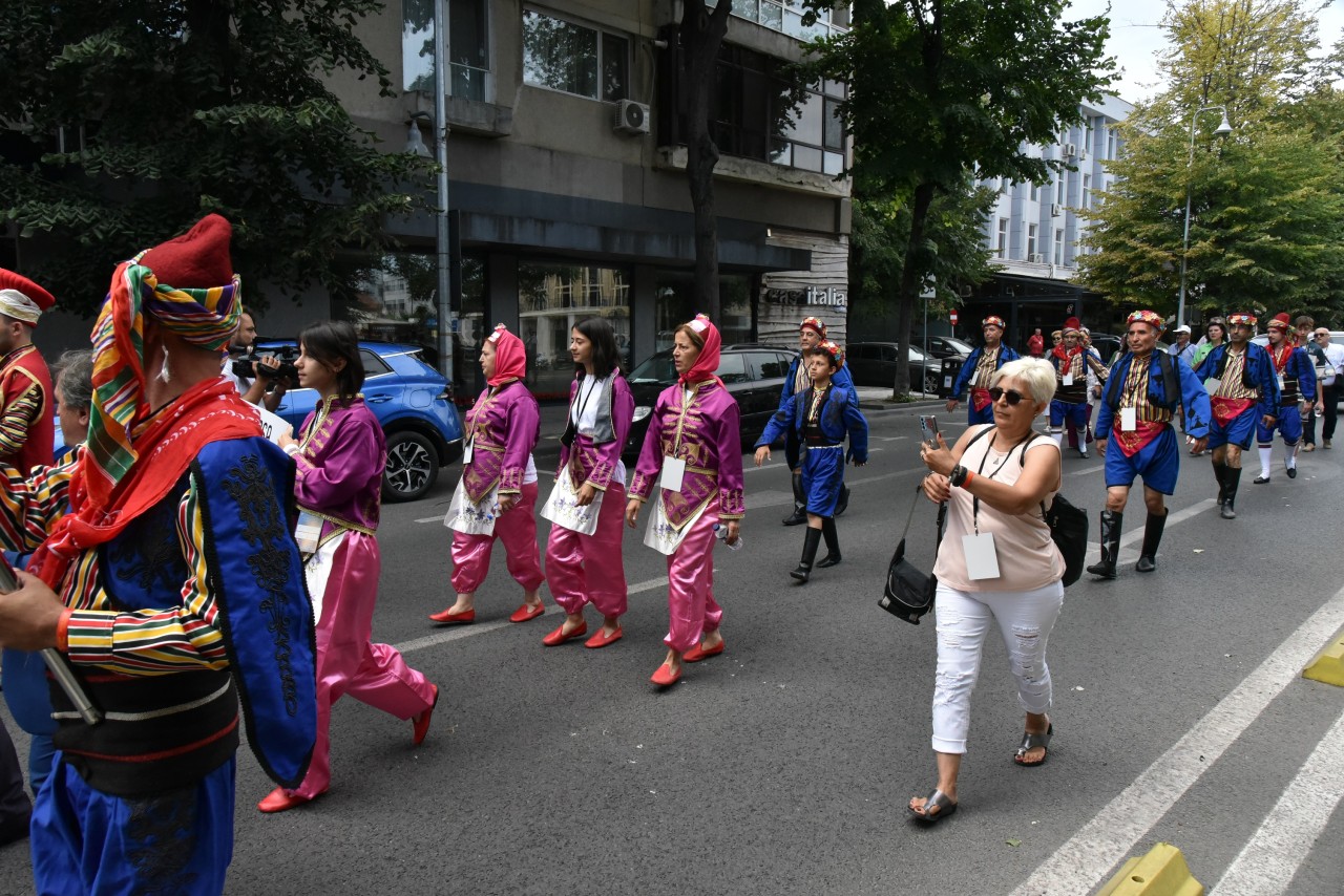 Parada portului popular a deschis Festivalul Internațional al Dansului ...
