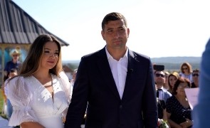 Peste 10.000 de invitați sunt așteptați la nunta lui George Simion și ...