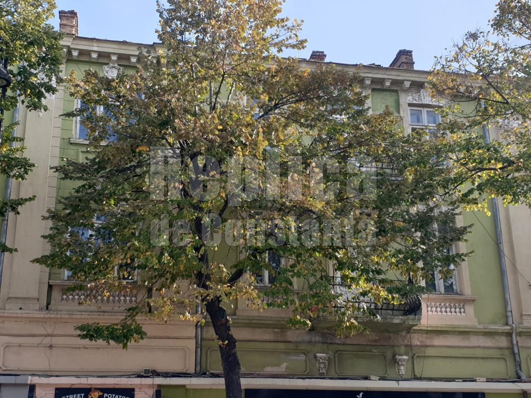 Atenție, cade tencuiala de pe un bloc din buricul Constanței! Video ...