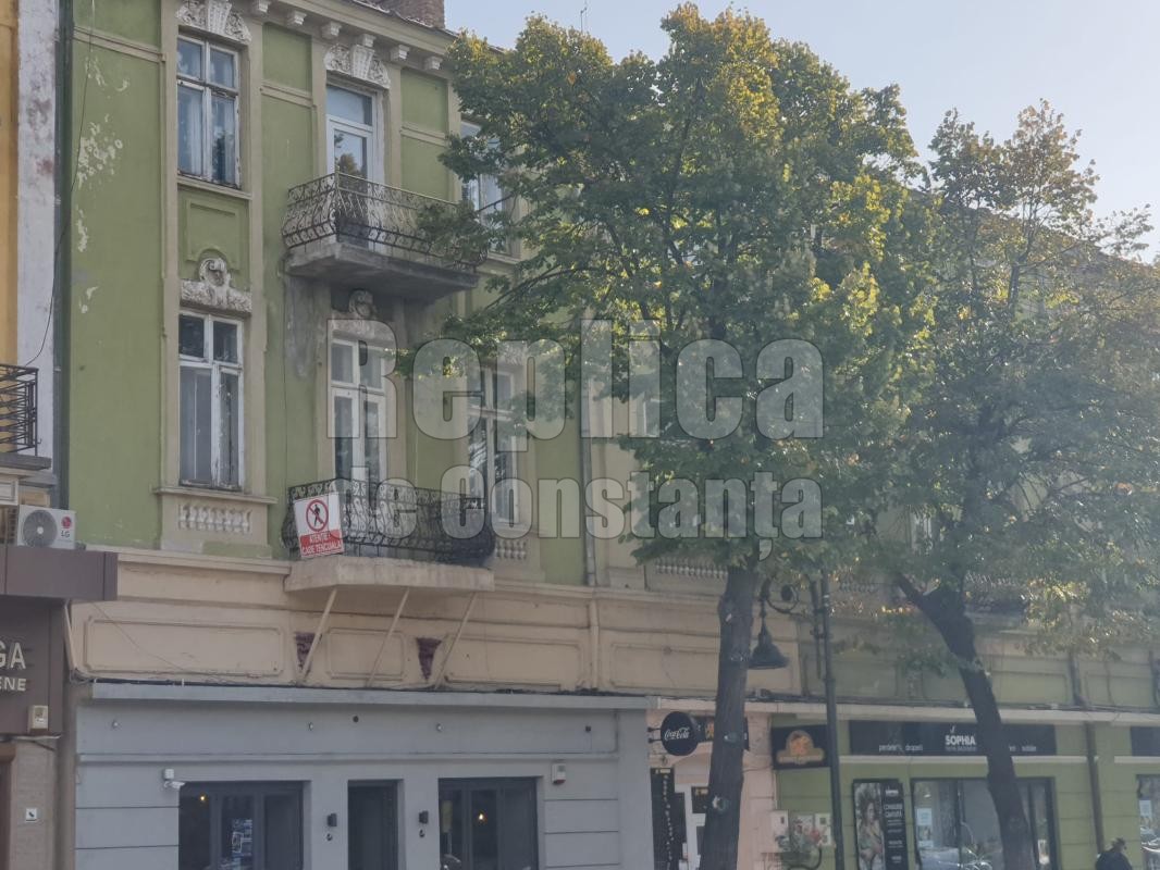 Atenție, cade tencuiala de pe un bloc din buricul Constanței! Video ...