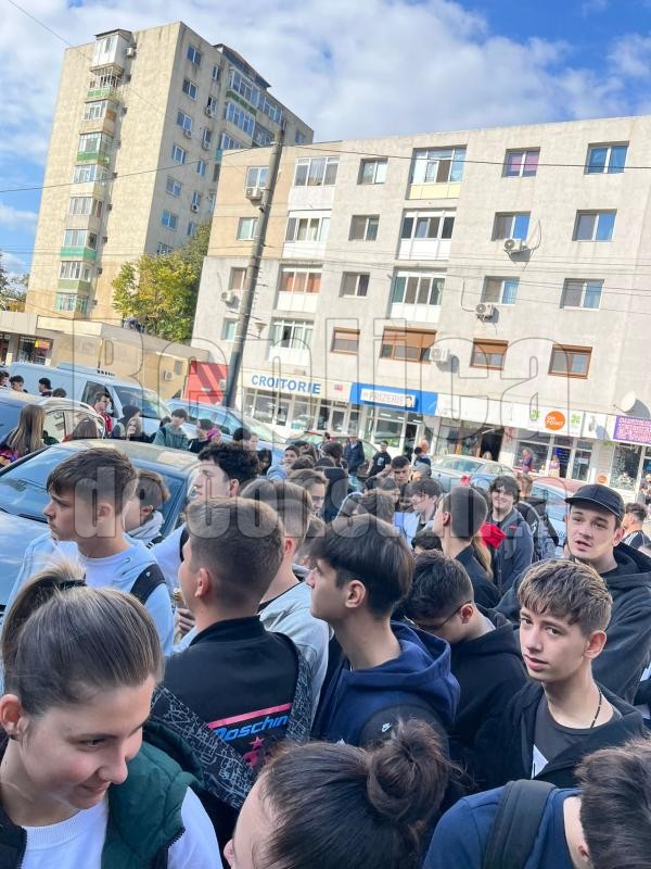 Dorian Popa a provocat isterie în rândul tinerilor cărora le-a dat ...