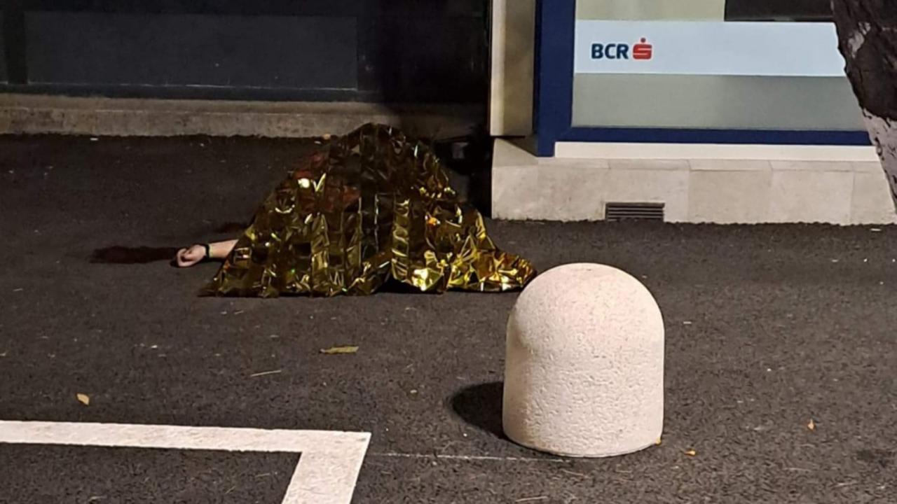 O femeie de 35 de ani a murit după ce a căzut de la etajul 10 al apartamentului unde locuia ...