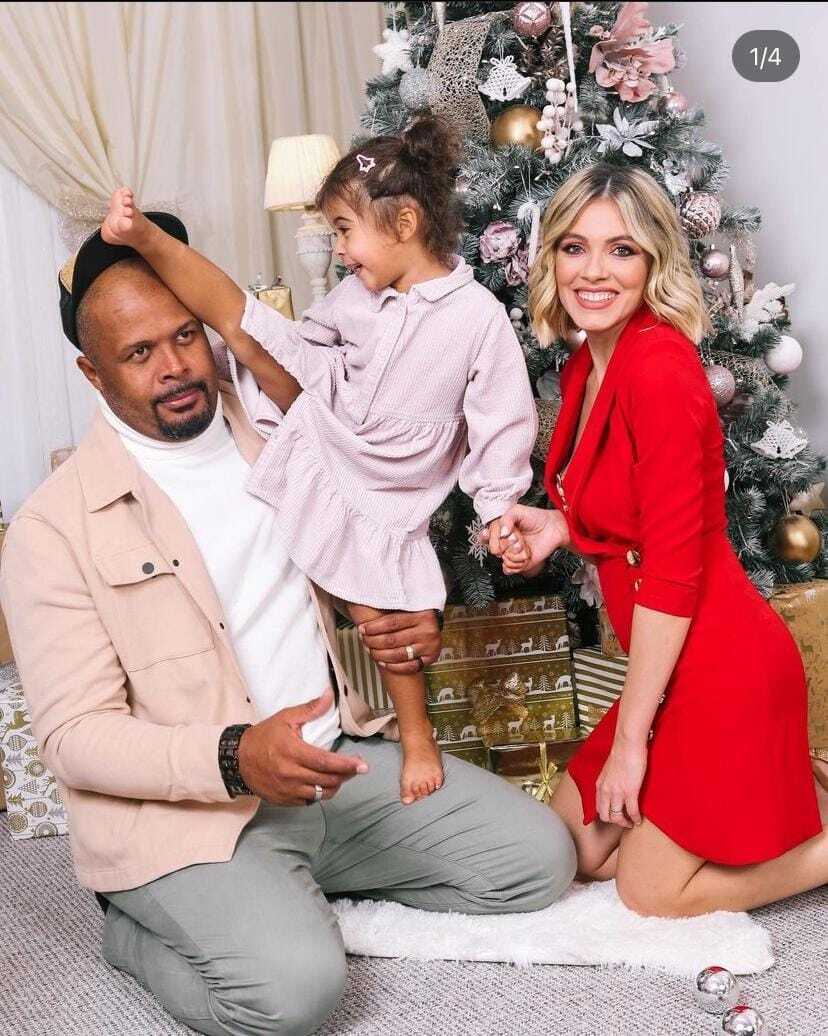 De Crăciun, și vedetele s-au ”tras” în poze, în jurul bradului ...