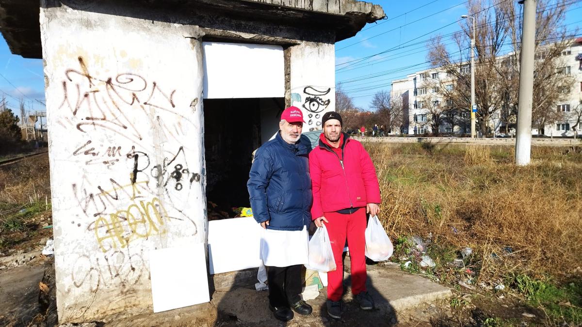 Replica le-a găsit adăpost celor care trăiau în baracă, între liniile ...