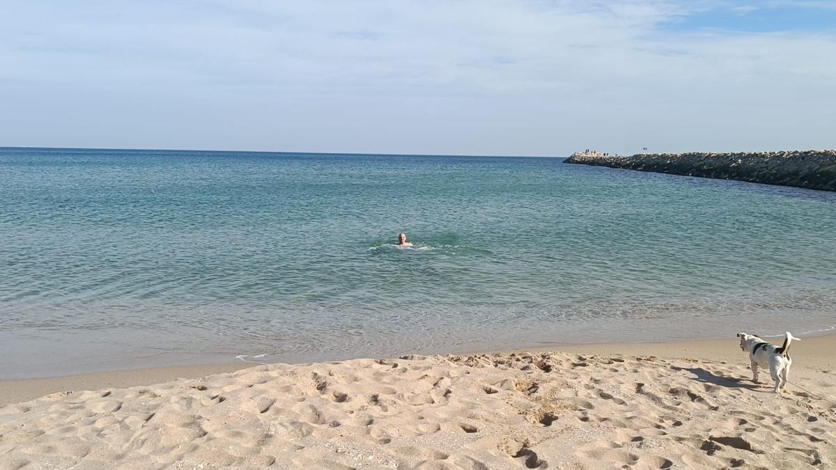 Sportivul din Techirghiol, Arun Asan, baie în mare, la mijlocul lui ...