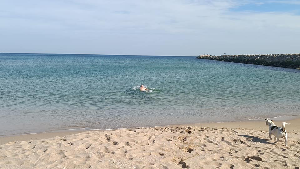 Sportivul din Techirghiol, Arun Asan, baie în mare, la mijlocul lui ...