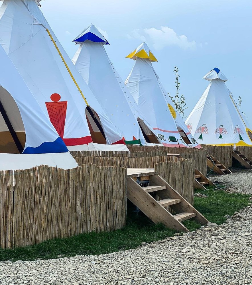 Ce fac fiul și nora lui Adrian Năstase cu campingul de la Corbu ...