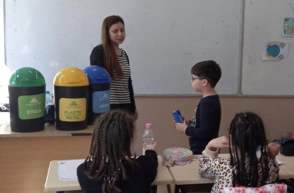 Lecție de educație ecologică, alături de elevii clasei a II-a de la ...