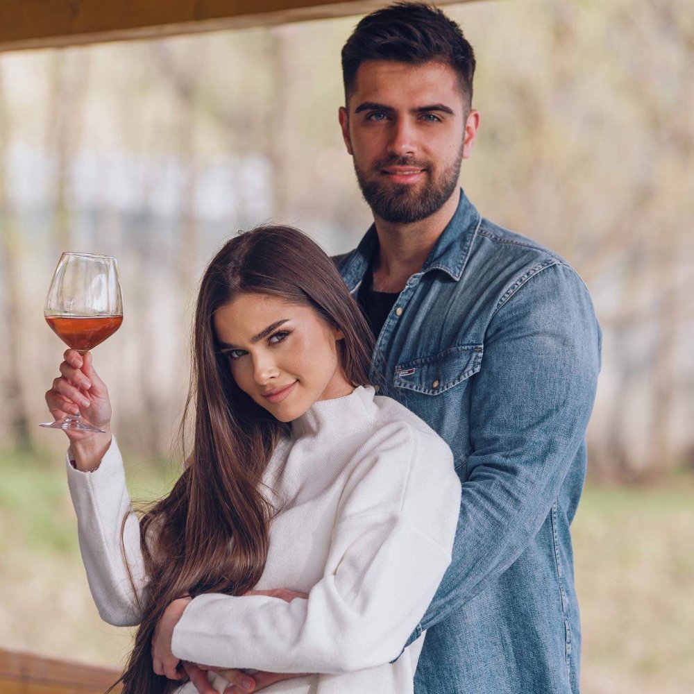 Ce face Alex Leonte, în timp ce Theo Rose se pregătește să nască?! | replicaonline.ro