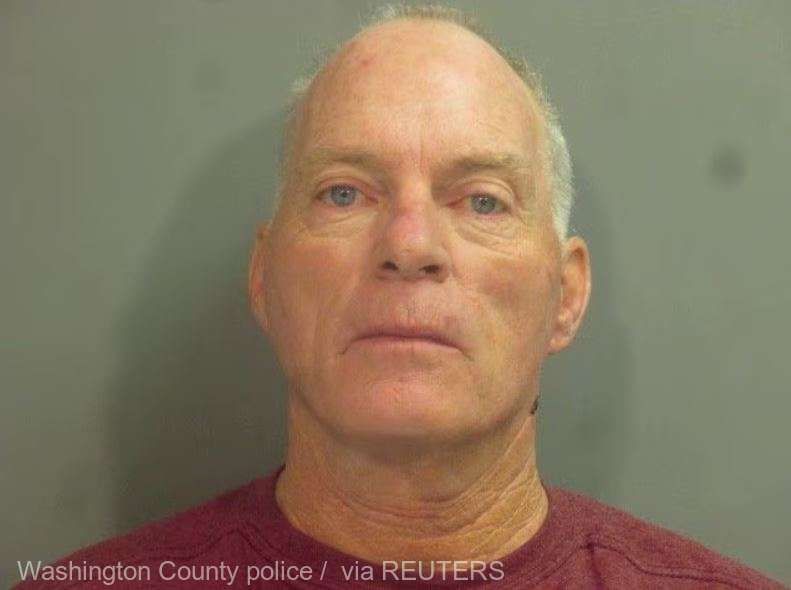 Rebelul de la Capitoliul SUA care şi-a pus picioarele pe biroul liderei ...