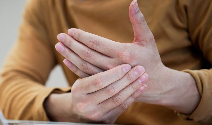 Ai mâini umflate, dureroase și lipsite de forță? Te poți confrunta cu ...
