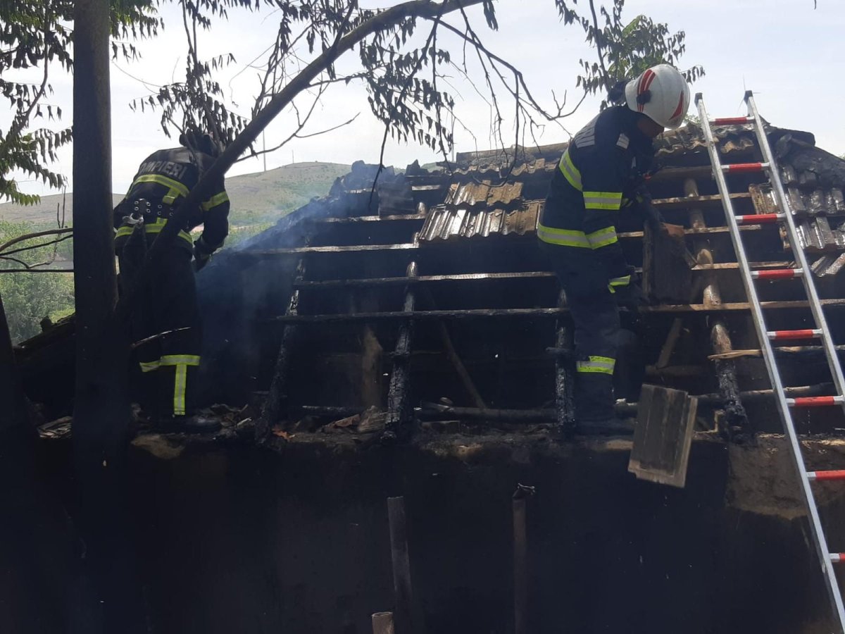 Incendiu izbucnit la o anexă gospodărească din Agighiol, de la o ţigară ...