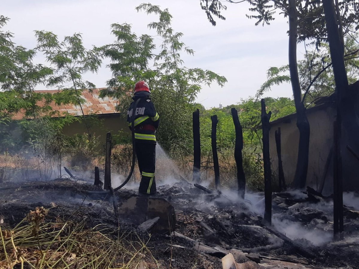 Incendiu izbucnit la o anexă gospodărească din Agighiol, de la o ţigară ...