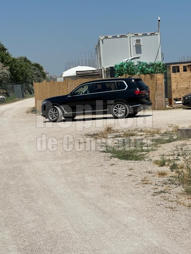 O mașină a corpului diplomatic, care nu era în misiune, „a făcut plajă ...