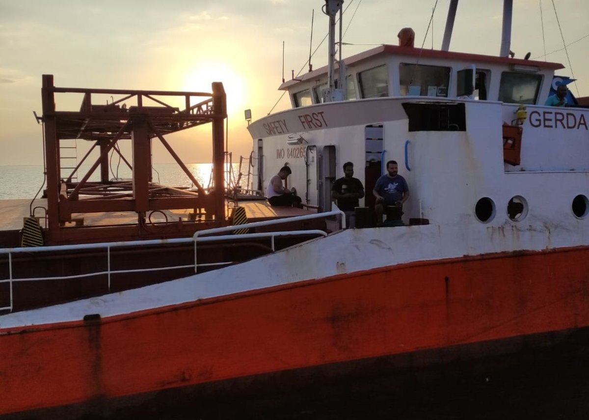 O navă ARSVOM a intervenit în rada Sulina, pentru salvarea unui marinar ...