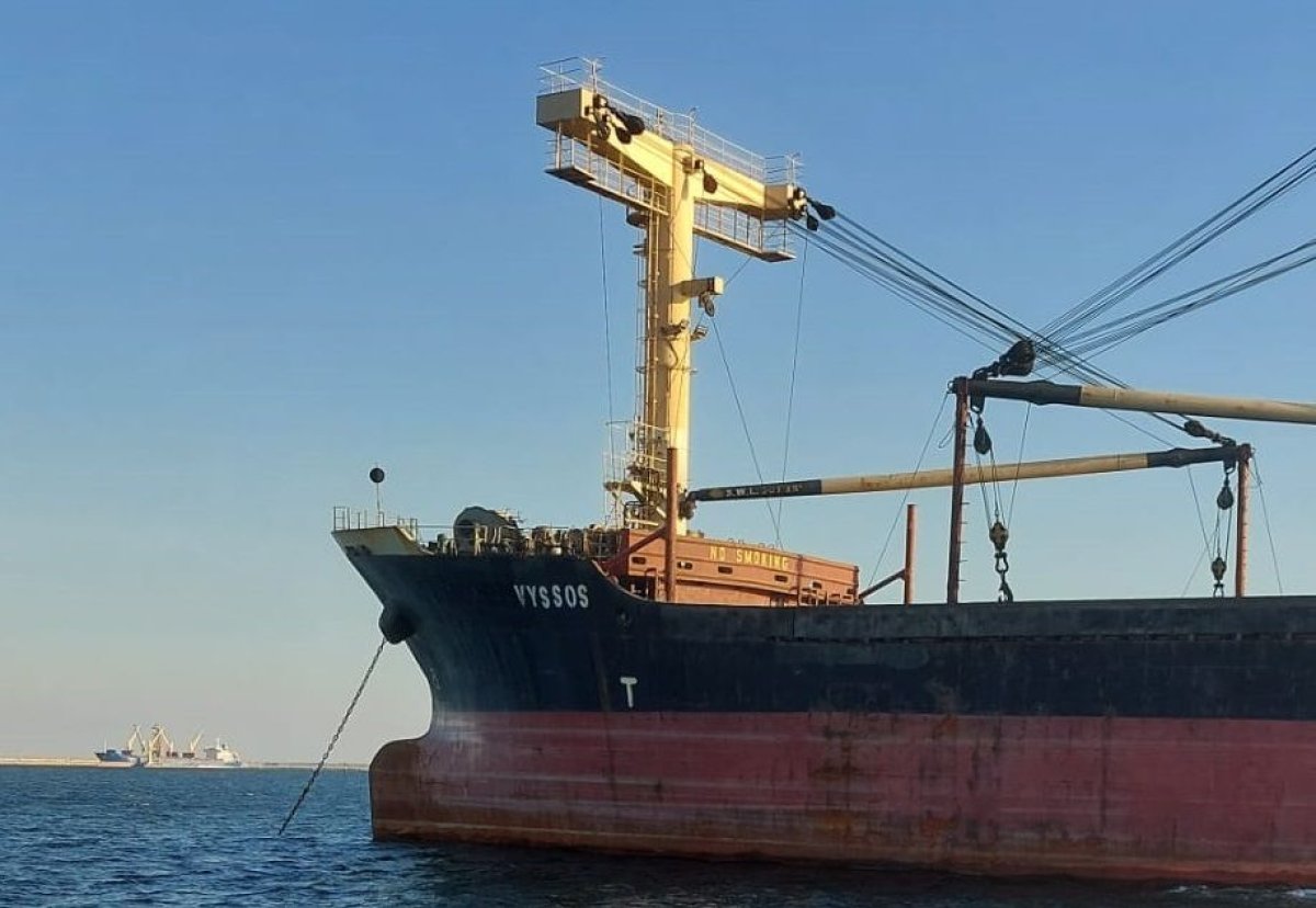 O navă ARSVOM a intervenit în Portul Constanța, pentru salvarea unui ...