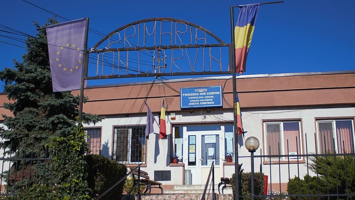 Soția unui consilier local din Medgidia ia de la Primăria Ion Corvin ...