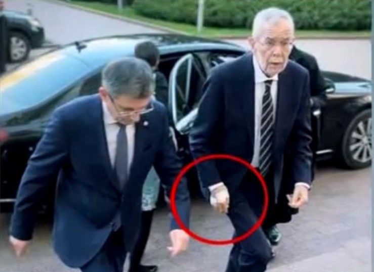 Codruț, câinele Maiei Sandu, l-a mușcat de mână pe președintele Austriei | replicaonline.ro