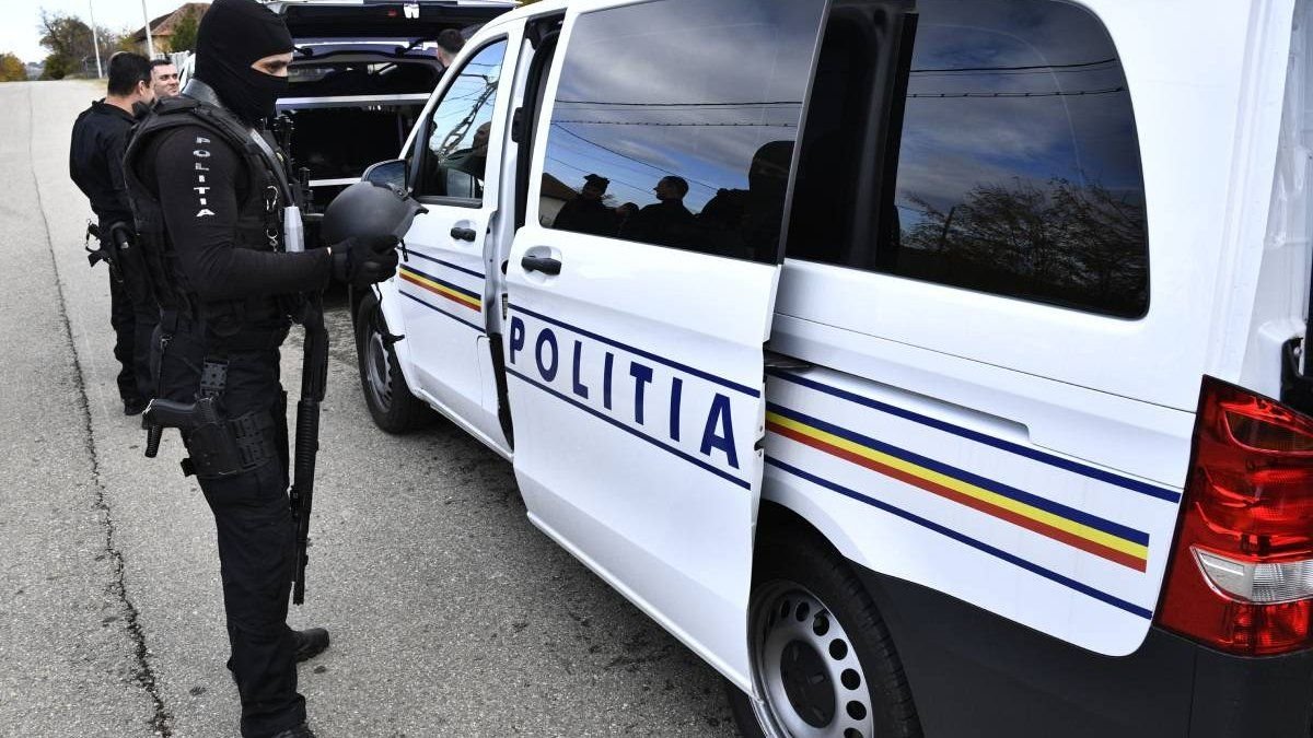 Polițiștii și mascații au salvat un om care urma să sară în aer, în ...