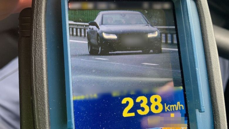 La 19 ani, surprins cu 238 de km/h, pe autostradă. Nu a oprit la ...