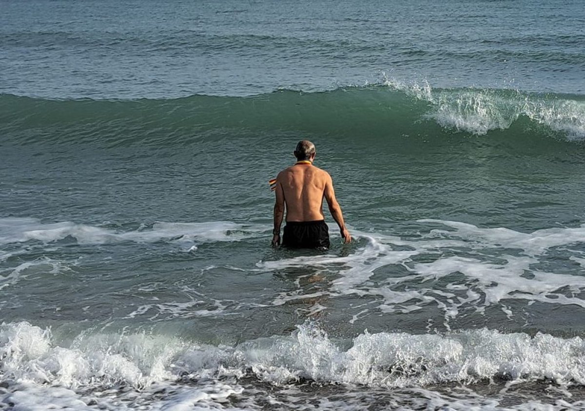 Alergătorul Arun Asan, baie în apa rece a Mării Negre, de 1 Decembrie ...
