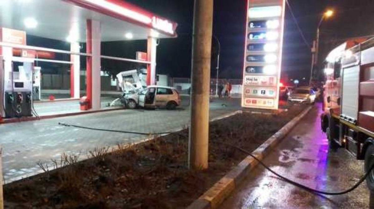 Pericol de explozie! O mașină s-a ciocnit de o stație de carburanți ...