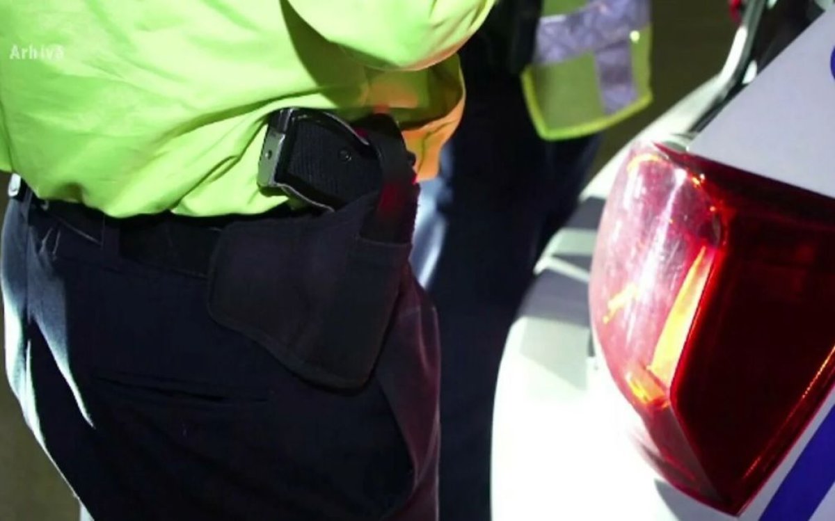 Cine este bărbatul care i-a furat pistolul unui polițist | replicaonline.ro