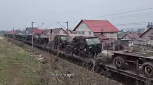 Un tren încărcat cu zeci de lansatoare de rachete româneşti, filmat în ...