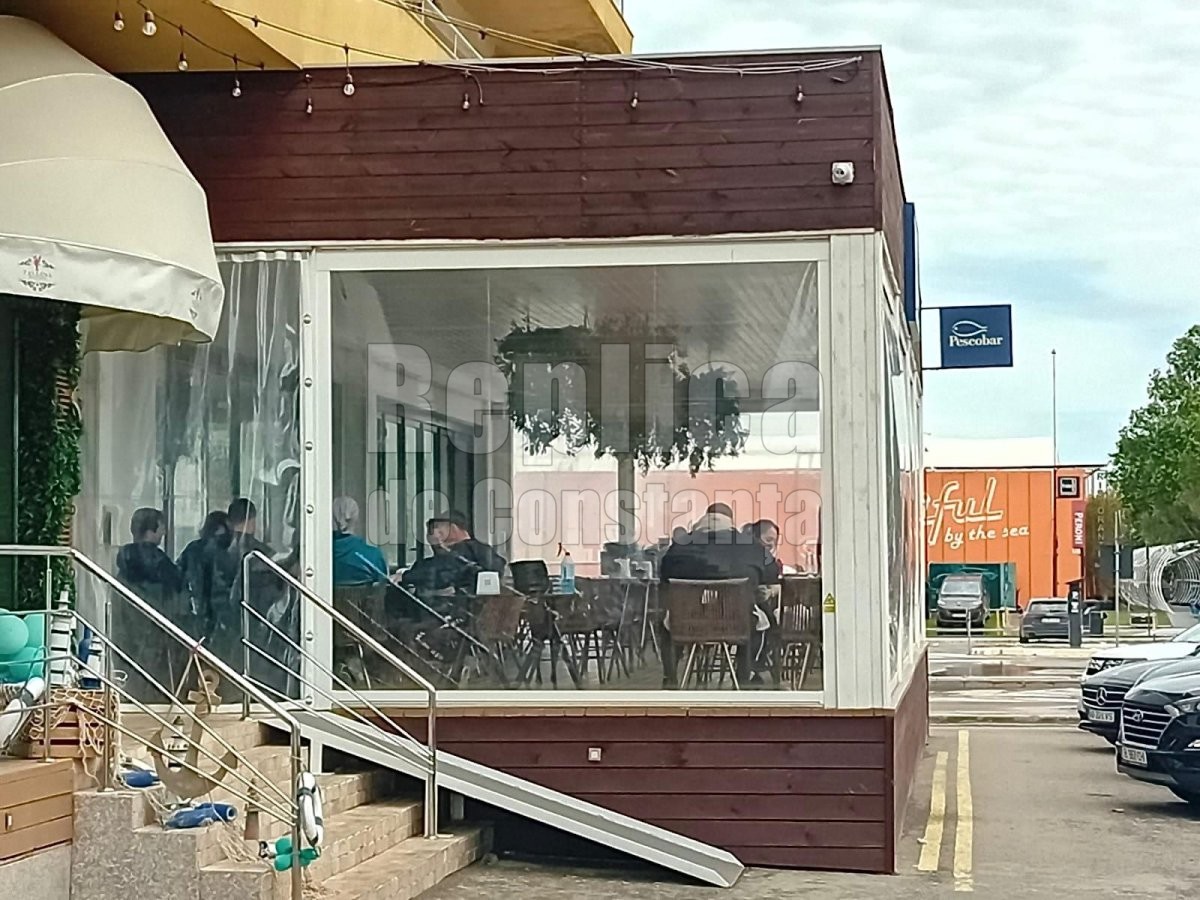 Taverna Racilor din Mamaia și-a deschis terasă în parcarea blocului ...