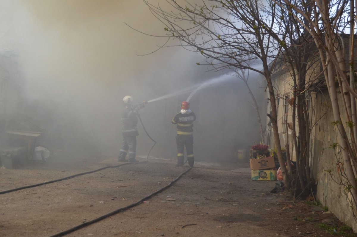 Incendiu de proporții la un depozit de fructe! Video | replicaonline.ro