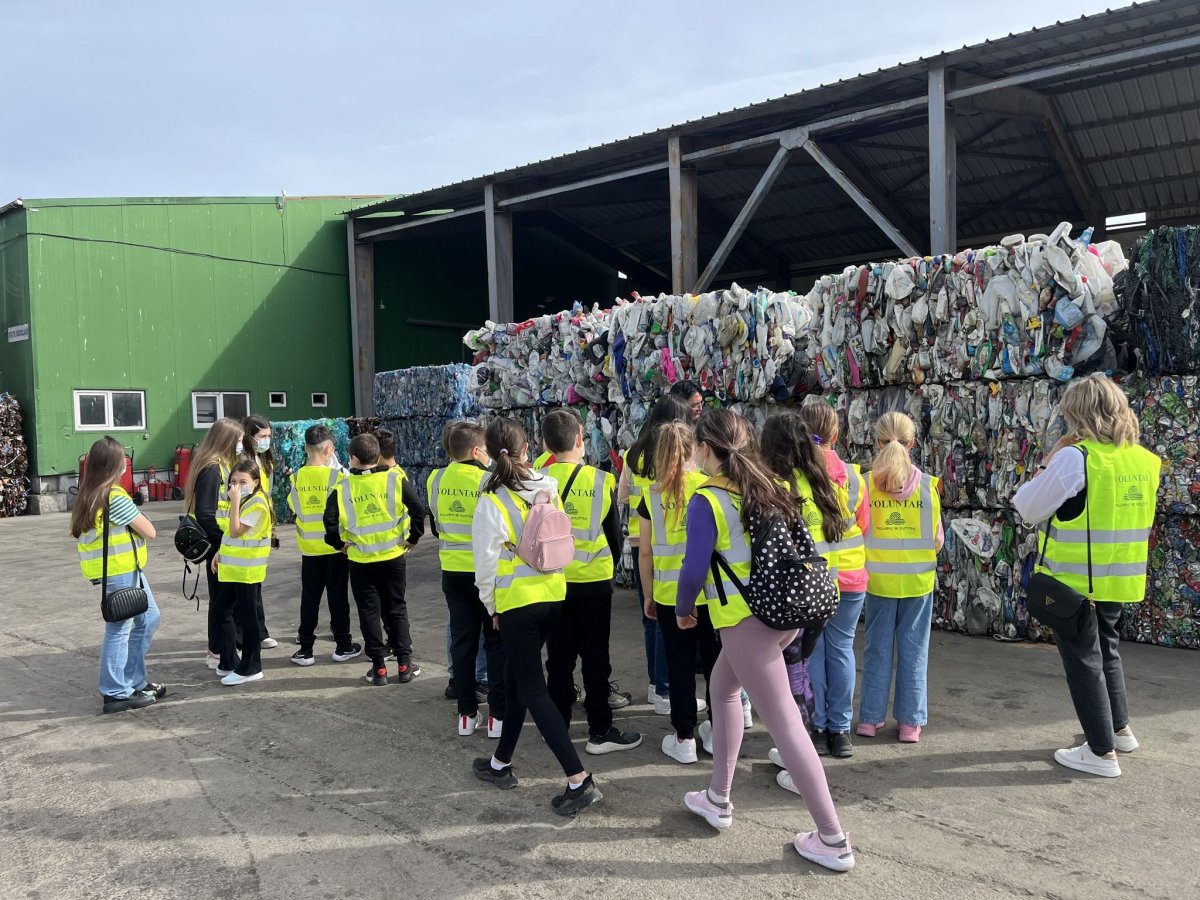 O zi la stația de sortare, alături de elevii de la Școala Gimnazială ...