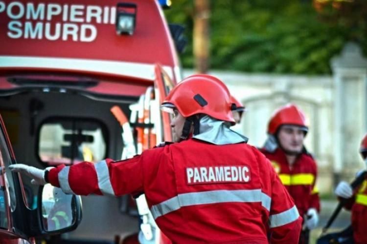 Un tânăr a ajuns la spital, după ce a intrat cu mașina într-un copac ...