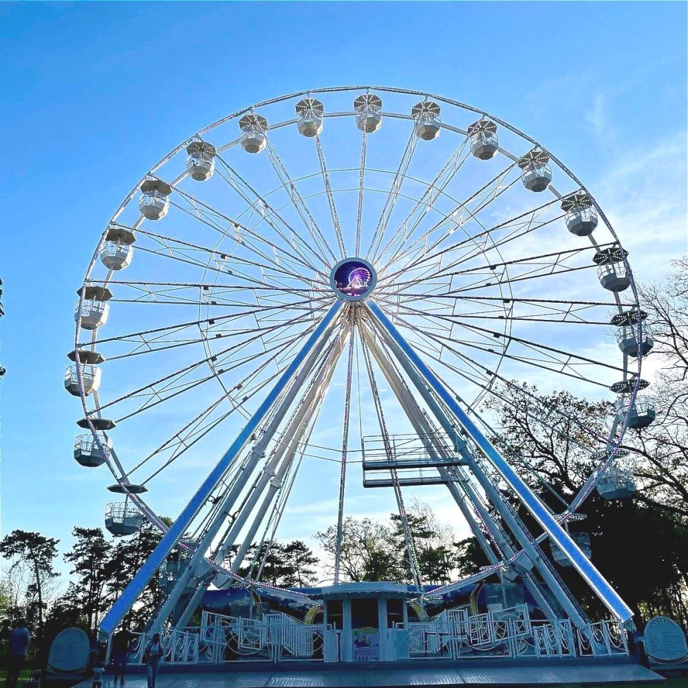 Prima roată panoramică cu oglinzi din România va fi inaugurată la ...