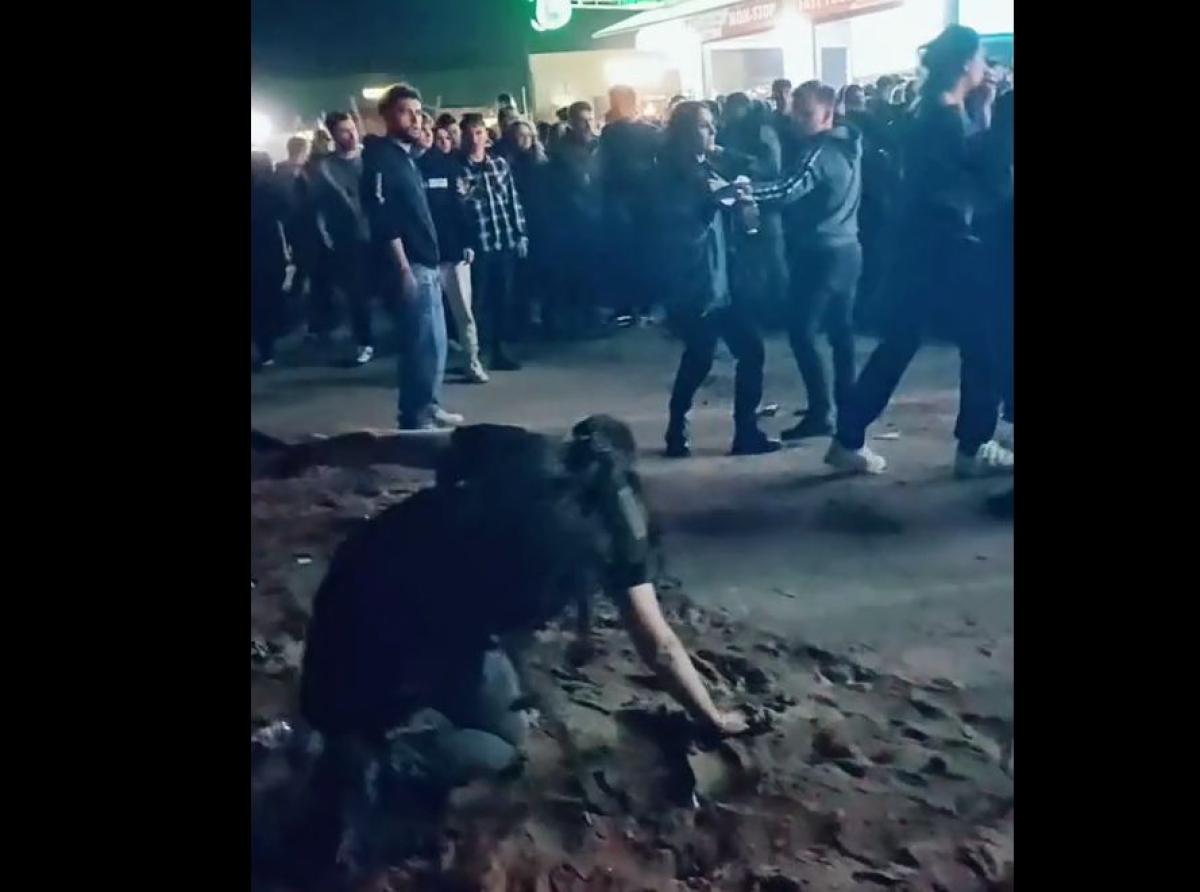 Bătaie generală la Vama Veche! Mai mulți scandalagii și-au împărțit pumni și picioare, în plină ...