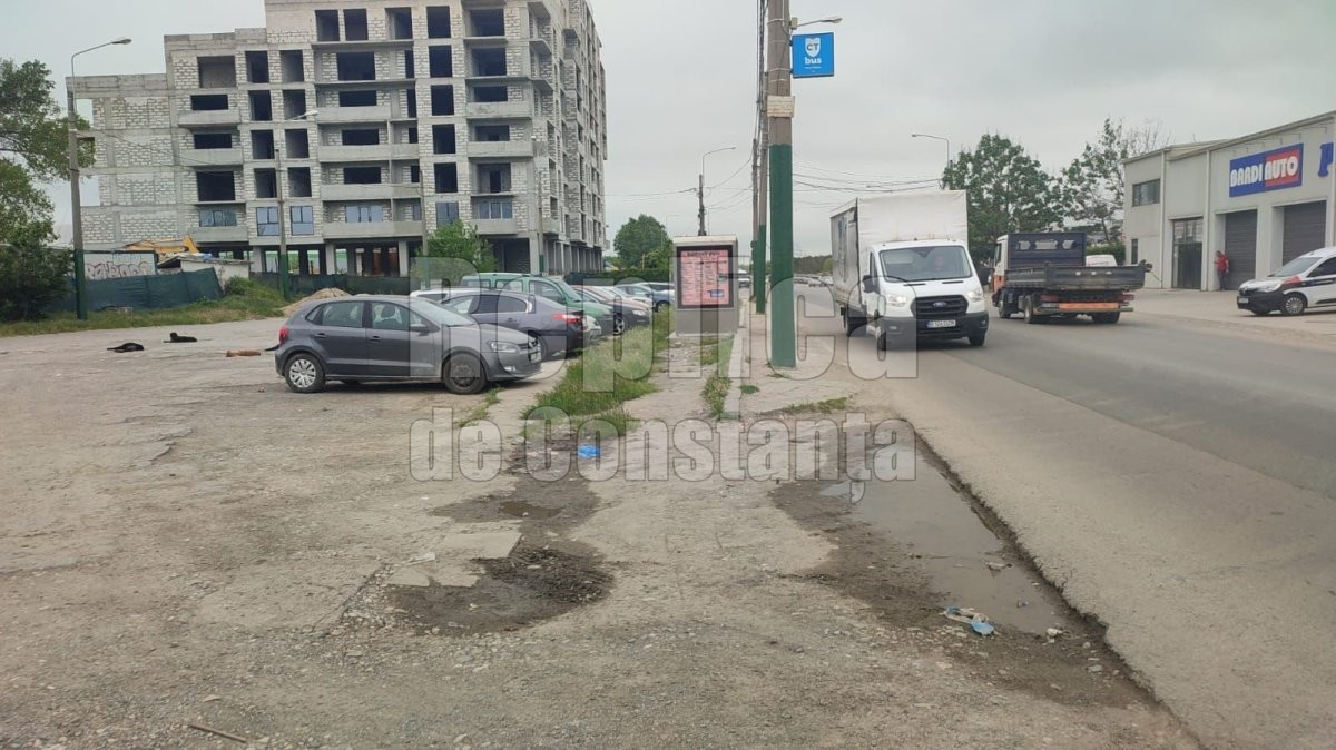 Strada Baba Novac, din Constanța, a devenit o uliță fără trotuare ...