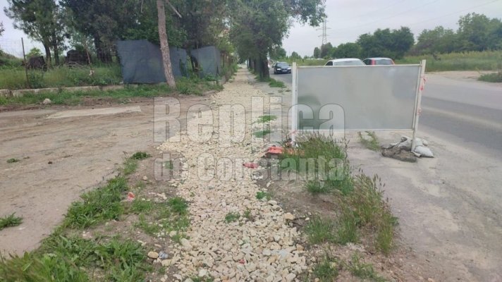 Strada Baba Novac, din Constanța, a devenit o uliță fără trotuare ...