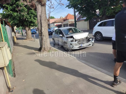 Coliziune între 3 autoturisme, pe strada Baba Novac. Video ...