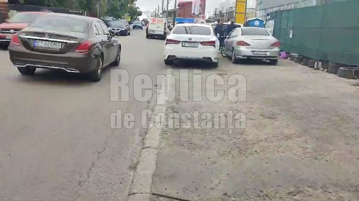 Strada Baba Novac, din Constanța, a devenit o uliță fără trotuare ...