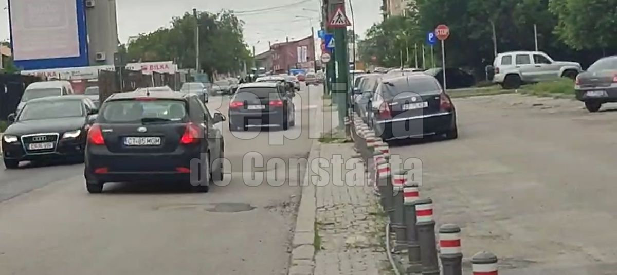 Strada Baba Novac, din Constanța, a devenit o uliță fără trotuare ...
