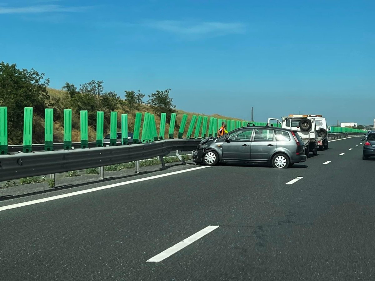 Accident rutier, pe autostrada A2. Un autoturism a intrat în parapet ...