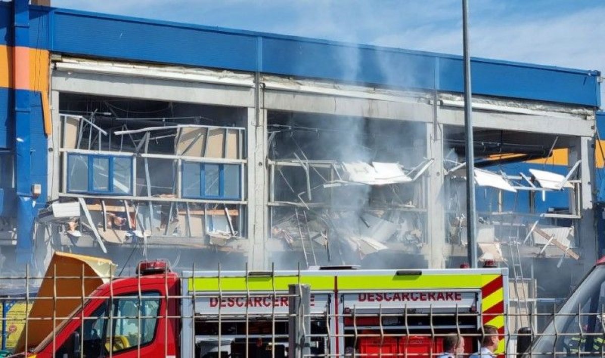 Explozie urmată de incendiu la un magazin Dedeman. Patru persoane sunt ...