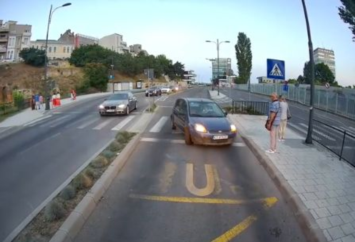 Un șofer a intrat pe contrasens, a întors pe trecerea de pietoni și a ...