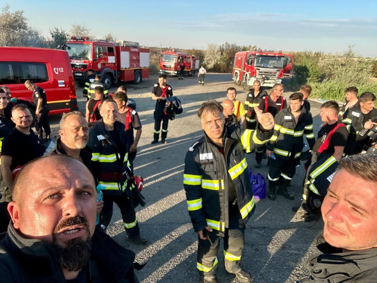 Ei sunt pompierii eroi care s-au luptat 7 ore cu flăcările pentru ...