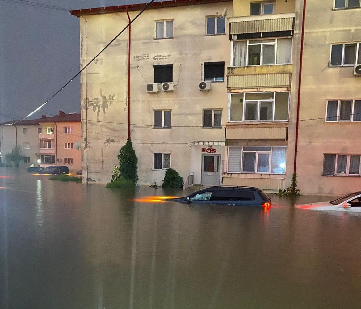 Ploaia a făcut ravagii în Constanța. Mai multe străzi, inundate. Video ...