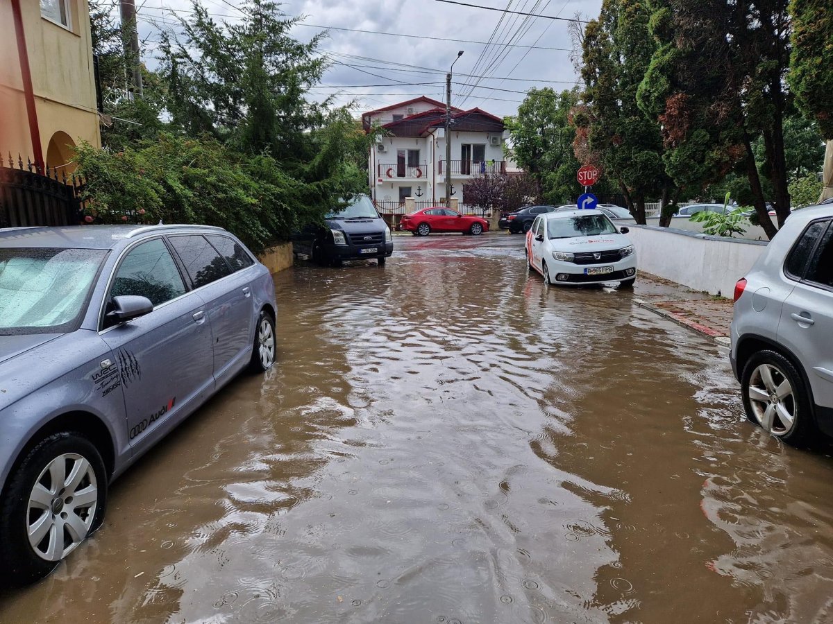 Alertă meteo! Furtuna a făcut prăpăd pe străzile din Constanța. Video ...